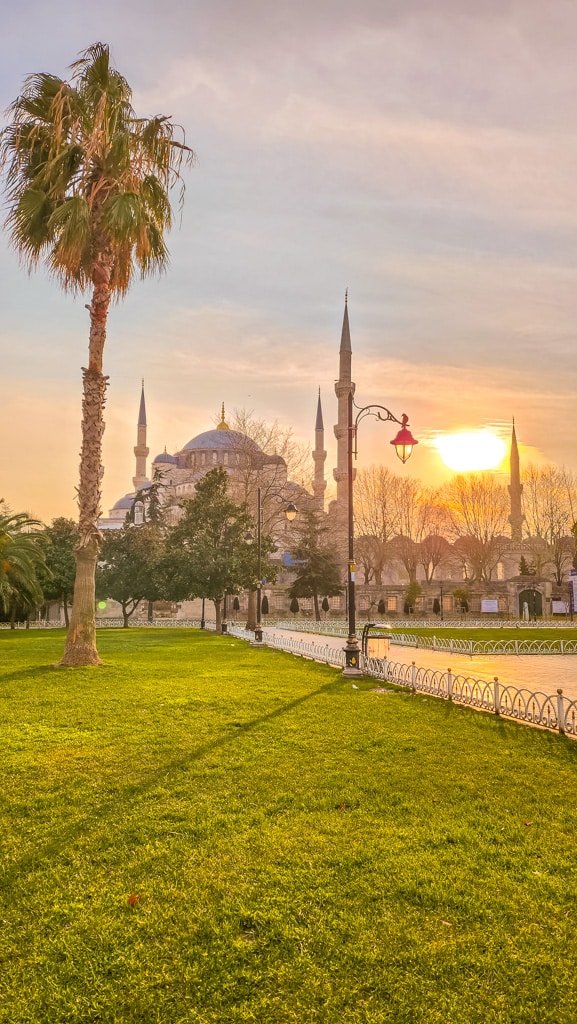 Your Guide To Sultanahmet Istanbul, Turkey | Chasing the Donkey