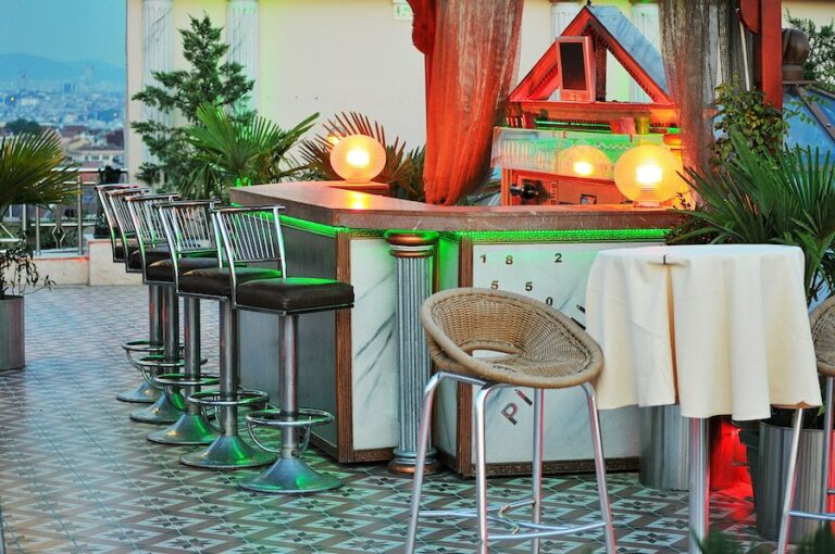 Best 17 Rooftop Restaurants In Istanbul (& Rooftop Bars Too)